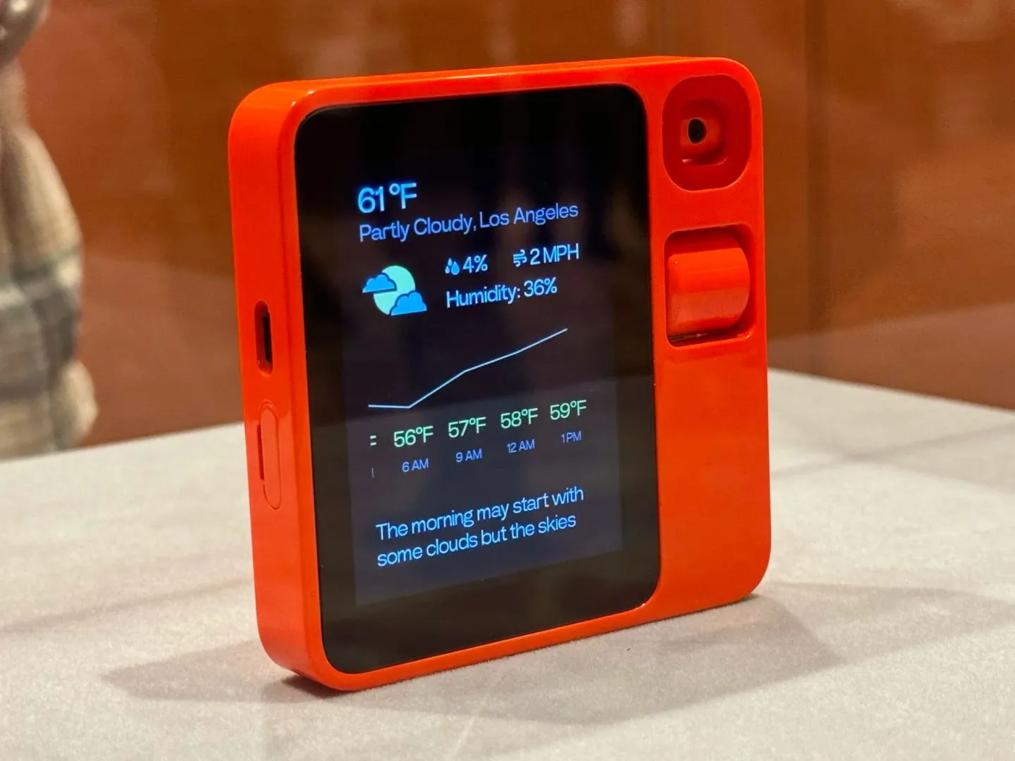 Rabbit R1 AI移动终端亮相CES 2024，售价199美元