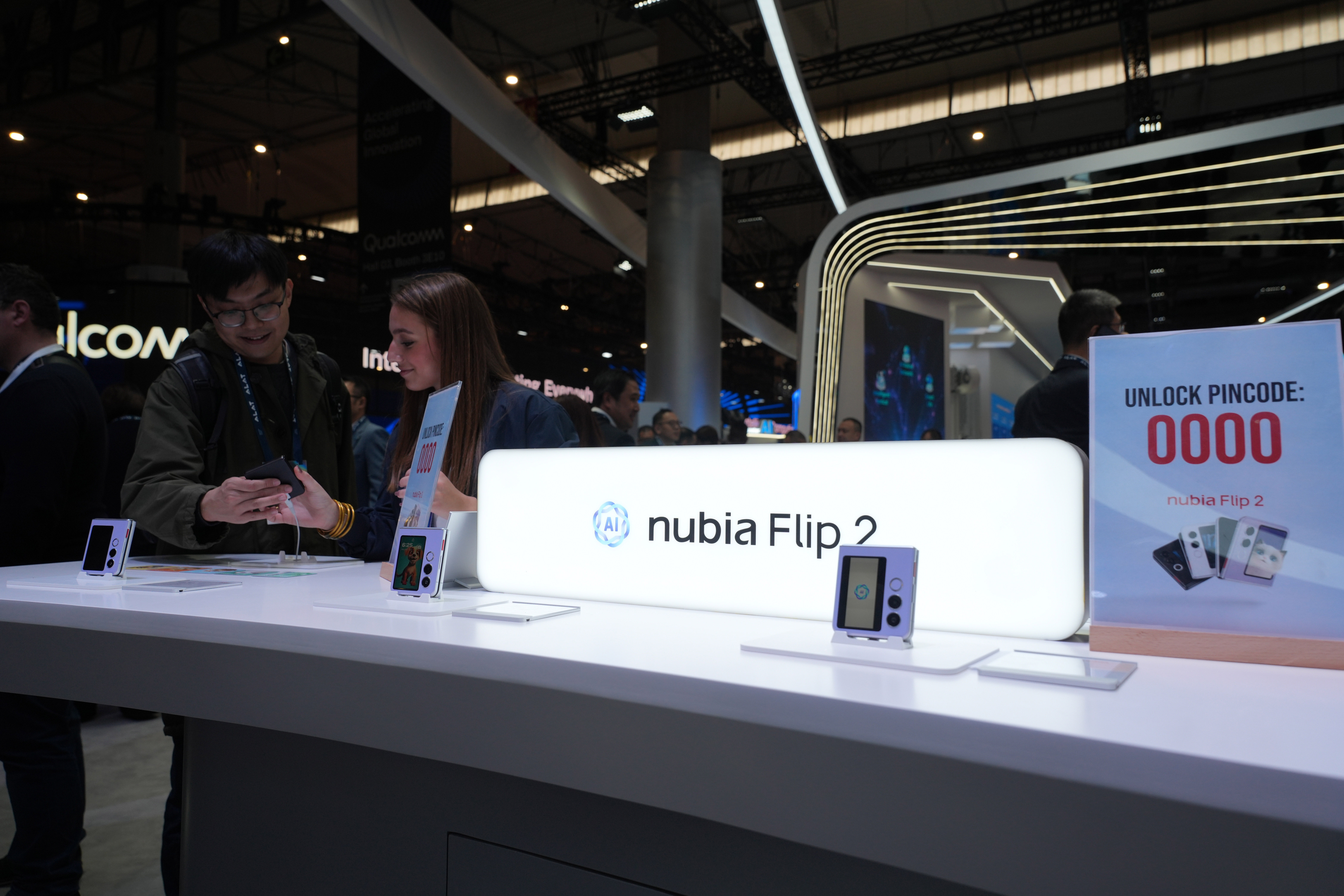 中兴全队列多形态AI终端亮相MWC2025